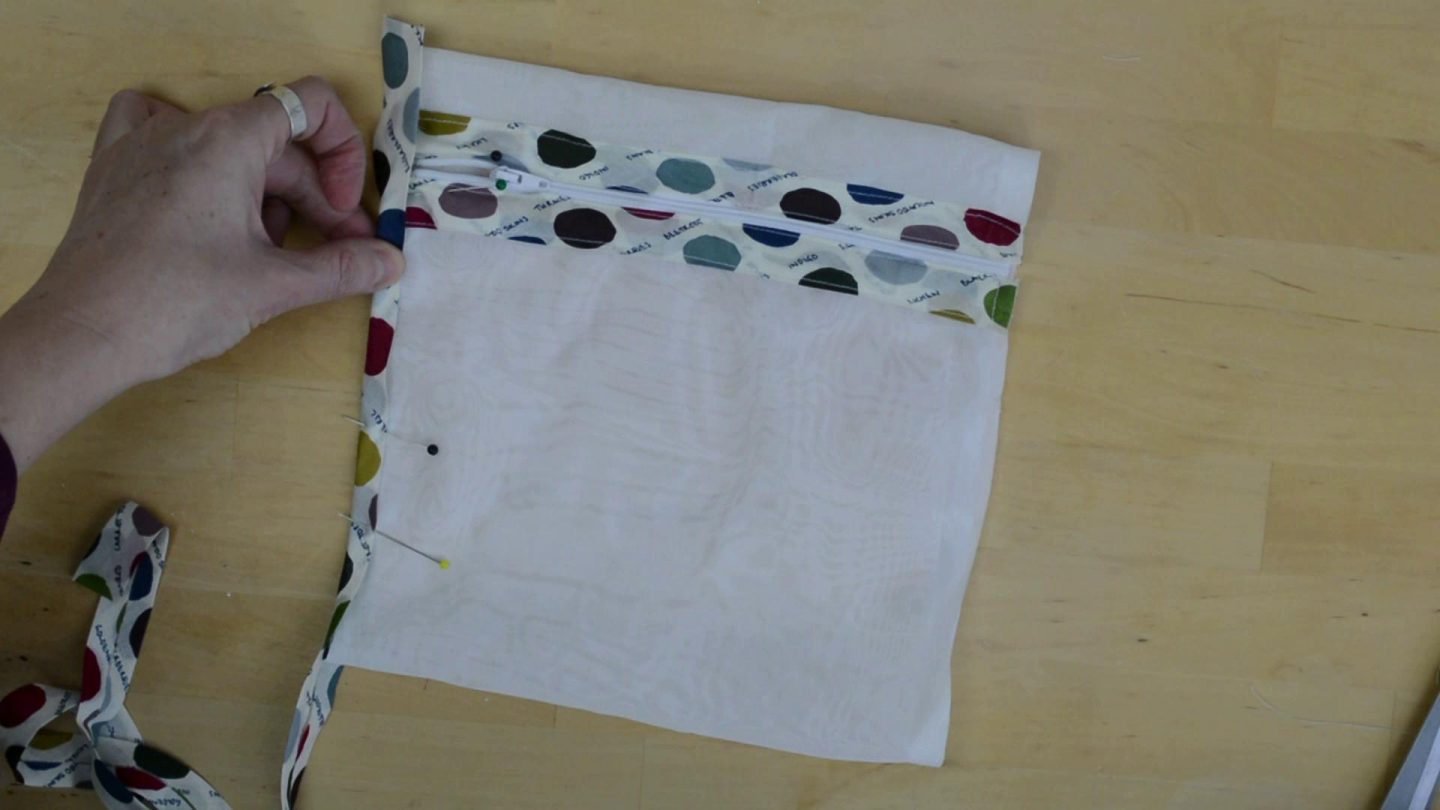How to make a DIY wash bag with zip · VickyMyersCreations